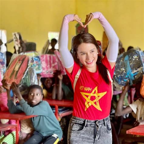 Loi Con Reacts Differently When She Is Kissed On The Cheek By Mrs Nhan Vlog And Thuy Tien H