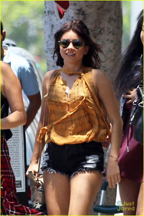 Full Sized Photo Of Sarah Hyland Takes Perfect Burger Picture 03 Sarah Hyland Takes The Most