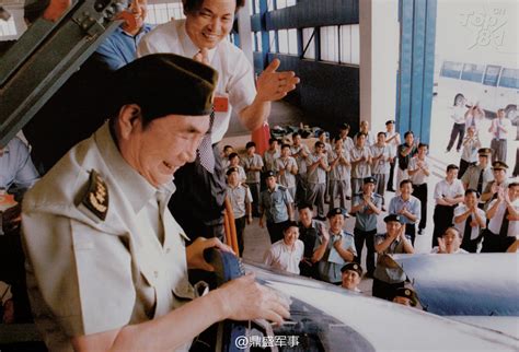 20年前中国飞豹研制珍贵影像曝光 上将亲自体验