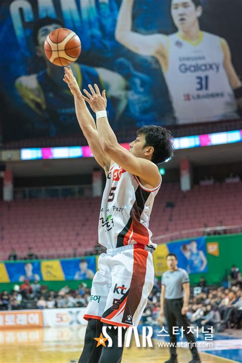[스타포토] Kt 허훈 3점슛으로 승리의 기운을 스타저널