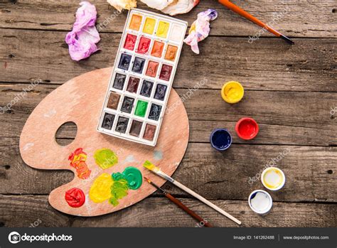 Краски и палитра на столе — стоковое изображение Краска Палитра