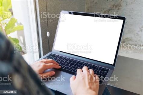 빈 흰색 바탕 화면으로 랩톱 컴퓨터에서 사용하고 입력하는 여성 개념에 대한 스톡 사진 및 기타 이미지 개념 공란 노트북 Istock