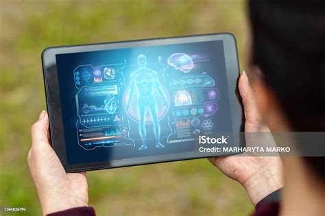 의료 기술 홀로그램 그래픽을 묘사 손에 태블릿의 클로즈업 현대의 의학 공간을 복사합니다 간호사에 대한 스톡 사진 및 기타 이미지 Istock