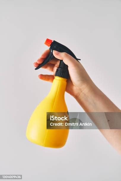 한 젊은 여성이 손에 스프레이 병을 들고 있다 흰색 배경에 노란색 스프레이 병 가사 집안일에 대한 스톡 사진 및 기타 이미지 가사 집안일 가정 생활 가정 주방