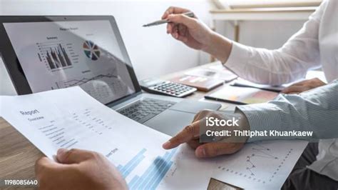 파트너 재무 및 회계 개념과의 비즈니스 만들기 대화 및 비즈니스 전략 기획에 대한 회의 프리젠 테이션에 대한 비즈니스 캐주얼 팀 회의 그룹 계획에 대한 스톡 사진 및 기타