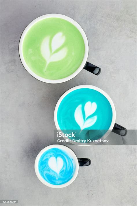 튤립과 녹색과 파란색 우유 거품 장식 아침 색깔의 커피 새로운 트렌드 회색 배경에 플랫 레이 0명에 대한 스톡 사진 및 기타 이미지 Istock