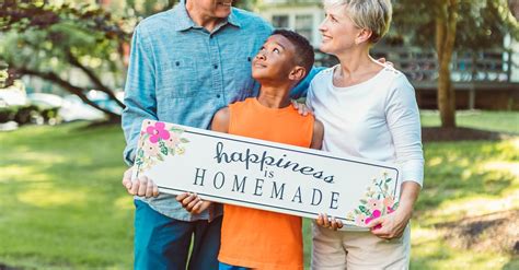 가정 생활 가족 가족 가치 가족 본딩 가족 사랑 가족 시간 가족 초상화 가족의 단합 관계 긍정적 인 분위기 낮 녹색 마당 다세대 가족 단란함 돌보다