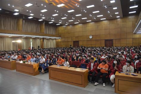 Sinh viên Bách Khoa đứng chật kín nghe Leader Talk nhà F