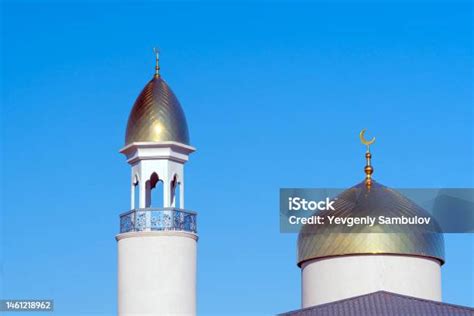 모스크에 초승달이있는 무슬림 황금 돔 하늘을 향한 미나렛 아랍의 날 이슬람교의 종교의 상징 알라를 믿는 믿음 모스크 꼭대기의 초승달 0명에 대한 스톡 사진 및 기타 이미지