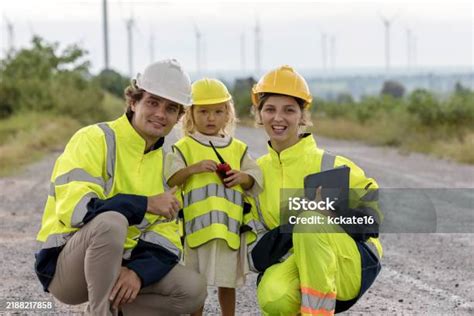 풍차에서 일하는 엔지니어와 가족 풍력 발전기 터빈이 있는 지역 사회의 백인 가족 풍력 터빈 지속 가능한 자원 및 재생 가능 에너지 2 3 살에 대한 스톡 사진 및 기타