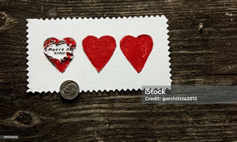 발렌타인 데이에 놀라움 예술 세 개의 마음은 나무 배경에 동전을 지웁니다 발렌타인 데이 엽서 텍스트 공간을 가진 어머니의 날에 대한 사랑 개념 감상성에 대한 스톡 사진 및