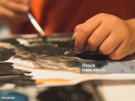 손 아이들이 그림을 그립니다 예술 회화 학교로 돌아가기 어린이 및 예술 개념 공부에 대한 스톡 사진 및 기타 이미지 공부 교육 그리기 Istock