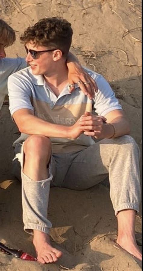 Thestarscomeouttoplay Finn Elliot Shirtless And Barefoot