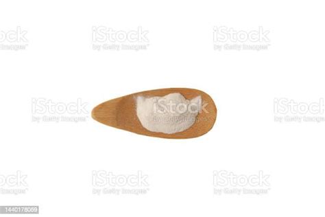 곤약 껌 파우더는 흰색 배경에 격리되어 있습니다 식품 첨가물 E425 수분 결합 및 질감 제어를 위해 육류 해산물 및 채식 제품에 사용 가루로 빻은에 대한 스톡 사진 및