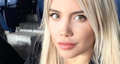 Wanda Nara Selfie Bollente Nella Sede Del Psg Il Vestito Si Apre