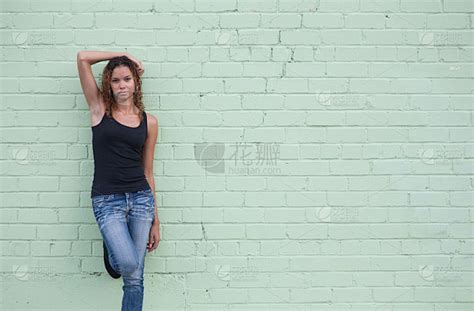 年轻女子在户外