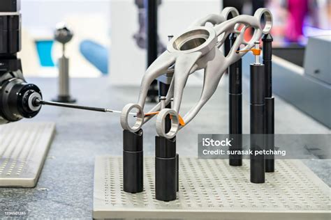 품질 관리 제조 공정에서 자동차 또는 오토바이 산업 부품 검사 중 자동 좌표 측정 기 0명에 대한 스톡 사진 및 기타 이미지 Istock