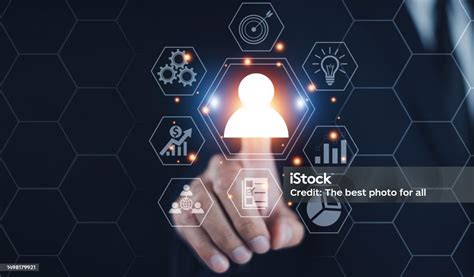 고객을 타겟팅하기 위해 화면을 터치하는 사업가 대상 고객 구매자 페르소나 고객 행동 개념 마케팅 계획 및 전략 개인화 마케팅 고객 중심 전략 감정에 대한 스톡 사진 및 기타