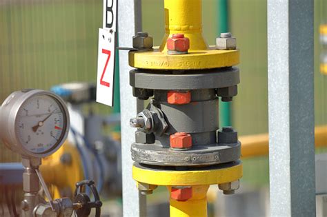 가스 파이프 라인에서 천연 가스의 압력을 측정 하기 위한 압력 게이지 울타리의 표면에 노란색 수송 파이프 천연 압축 연료 공급을 위한 규제 시스템 0명에 대한 스톡 사진 및