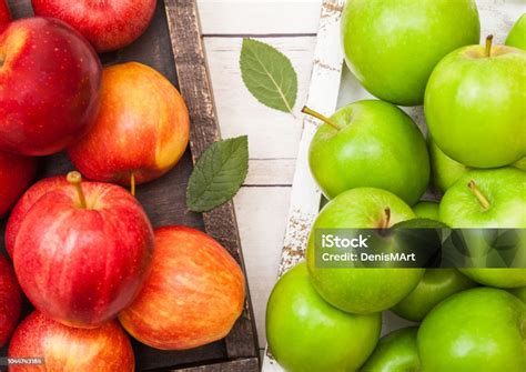 핑크 레이디 로얄 갈라 레드와 할머니 스미스 녹색 사과 나무 바탕에 빈티지 상자에 0명에 대한 스톡 사진 및 기타 이미지 0명 과일 노랑 Istock