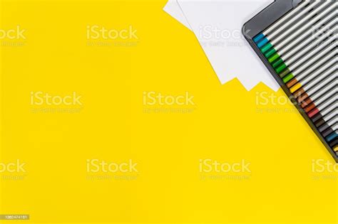 카피 스페이스 또는 텍스트 평면 누워 노란색 동향 배경에 다채로운 고정 학교 용품 0명에 대한 스톡 사진 및 기타 이미지 0