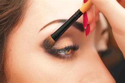 How To Make Small Eyes Look Bigger With Makeup StyleWile