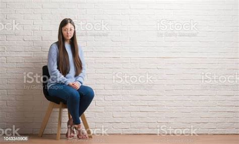 스마트 얼굴 심각한 생각에 자신감이 식 벽돌 벽의 자에 앉아 젊은 중국 여자 감정에 대한 스톡 사진 및 기타 이미지 감정 겨울 긴 머리 Istock