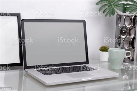 직장 모형 개념입니다 장비와 사무실 장식 데스크톱 컴퓨터 창의적인 작업 공간 가정의 방에 대한 스톡 사진 및 기타 이미지 가정의 방 노트북 데스크탑 컴퓨터 Istock