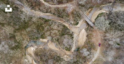 숲속의 구불구불한 도로의 조감도 사진 Unsplash의 무료 미시시피 이미지