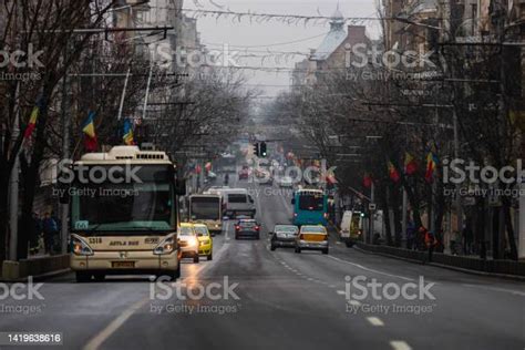 자동차 교통 오염 루마니아 부쿠레슈티의 수도에서 아침과 저녁에 교통 체증 2022 0명에 대한 스톡 사진 및 기타 이미지 0