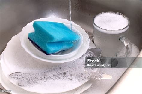 더러운 식기 및 주방에서 기구 싱크대 흐르는 물 비누 거품 0명에 대한 스톡 사진 및 기타 이미지 0명 가정 생활 가정 주방 Istock