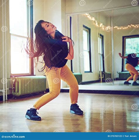 Eres Lo Que Bailas Una Joven Bailando En Un Estudio Foto De Archivo Imagen De Ajuste