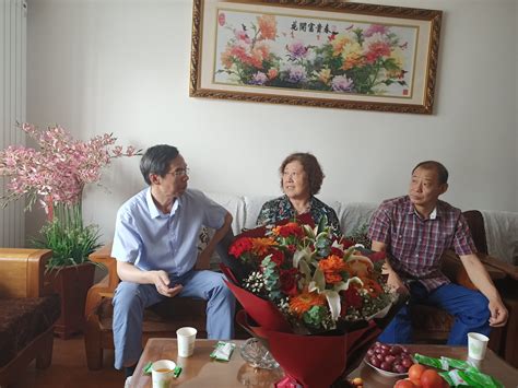 七一送关怀 鲜花献劳模 太原理工大学