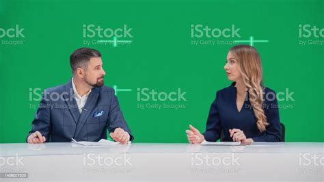 뉴스 룸 Tv 스튜디오 라이브 뉴스 프로그램 백인 남성과 여성 발표자보고 그린 스크린 크로마 키 스크린 사진 텔레비전 케이블 채널 앵커 토크 듣기 네트워크 브로드캐스트 모형