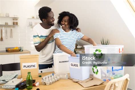 재활용을 위해 폐기물을 분리하는 젊은 아프리카 계 미국인 부부 20 24세에 대한 스톡 사진 및 기타 이미지 20 24세 25 29세 2명 Istock