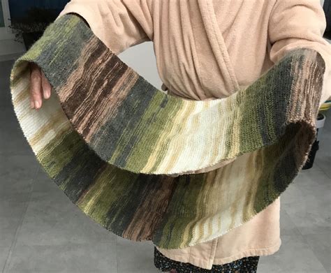 박작가 On Twitter 내려와서 이거 둘러봐~ 해서 내려가보니 뜨개할머니 야심작 넥워머 완성 이런걸 어떻게 며칠만에 뚝딱 뜨는걸까 암튼 목도리 잘 흘리고