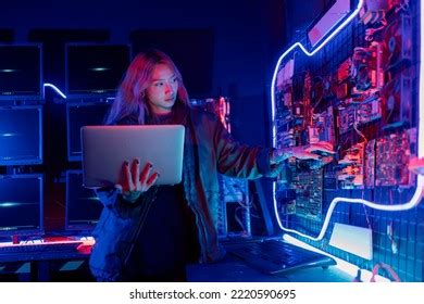 Hack Program Concept Professional Woman Hacker Stok Fotoğrafı Shutterstock