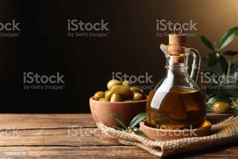 나무 테이블에 기름 잘 익은 올리브 및 녹색 잎의 유리 주전자 텍스트를 위한 공간 0명에 대한 스톡 사진 및 기타 이미지 0명 건강한 생활방식 건강한 식생활 Istock