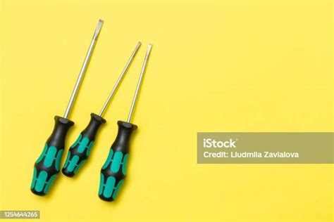 노란색 배경에 세 개의 드라이버 설치 또는 전기 기술자의 건설 도구 텍스트 공간의 복사본이 있는 상단 보기 0명에 대한 스톡 사진 및 기타 이미지 Istock