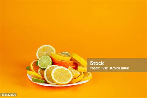 오렌지 레몬 라임이 조각으로 자른다 오렌지 배경에 감귤류 야채 주스와 칵테일을 위한 채소를 준비합니다 음식과 가까운 텍스트를 위한 공간과 여유 공간을 복사합니다 비타민 C에