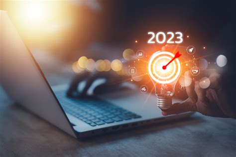 2023년 사업 성장 사업가 손 입력 노트북 가상 목표와 대상 아이콘 비즈니스 전략 실행 계획 복사 공간을 통한 성공적인 비즈니스 개발 2023년에 대한 스톡 사진 및 기타