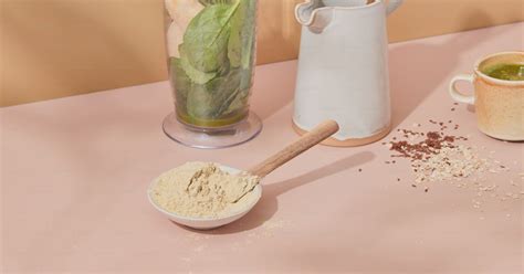 녹차 주전자 차 한 잔 숟가락이 있는 테이블 사진 Unsplash의 단백질 파우더 이미지