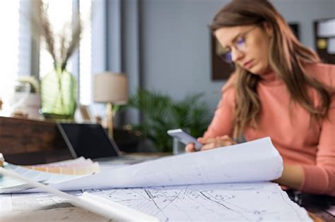 건축가 프로젝트에 종사 하는 사무실에서 여성 디자이너 아파트에 대한 스톡 사진 및 기타 이미지 아파트 재건 집 확장 Istock