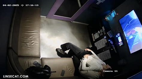 40분 만에 두 번이나 섹스 성적 욕망이 폭발한 여자는 남자친구의 성기에 들이밀려 앉기 시작했다 격렬한 섹스에 그녀는 더 이상 설 수 없었다 [해킹된 한국 노래방 Ip