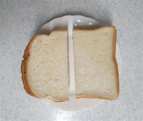 딸기잼을 넣어 만든 프렌치 토스트