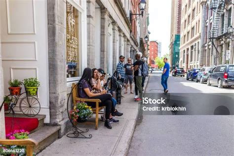 퀘벡시 지역 레스토랑 밖에 서 화창한 날 동안 거리에 벤치에 앉아 사람들과 오래 된 타운 지역 25 센트에 대한 스톡 사진 및
