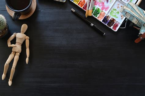 어두운 나무 테이블에 창조적인 액세서리와 함께 아티스트 작업 컬러 작업 영역 및 복사 공간입니다 개념에 대한 스톡 사진 및 기타 이미지 Istock