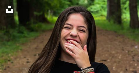 빨간 구슬 목걸이를 입고 검은 셔츠를 입은 여자 사진 Unsplash의 무료 행복한 이미지