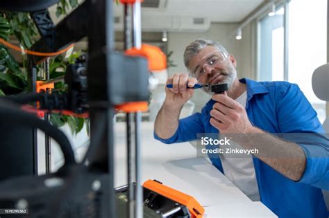 남자 디자이너는 사무실에서 3d 프린터를 사용하여 디자인을 인쇄합니다 3차원 인쇄에 대한 스톡 사진 및 기타 이미지 3차원 인쇄 3차원 형태 45 49세 Istock
