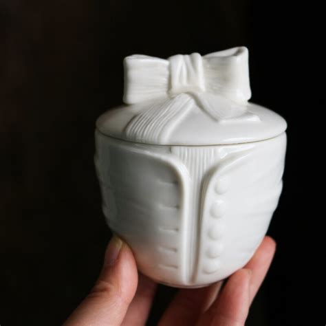 Badu Bg Крем Прекрасна джентълменска рокля с панделка Релефна чаша за кафе и чинийка захарница